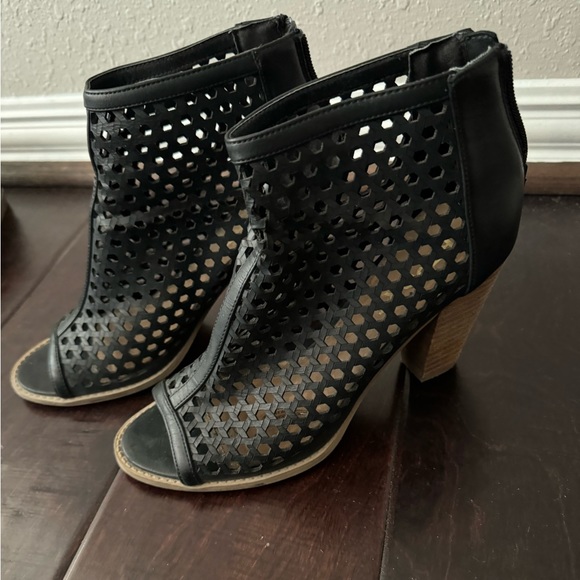 Report | Shoes | Report Black Perforated Sandal Heel Size 75 | Poshmark